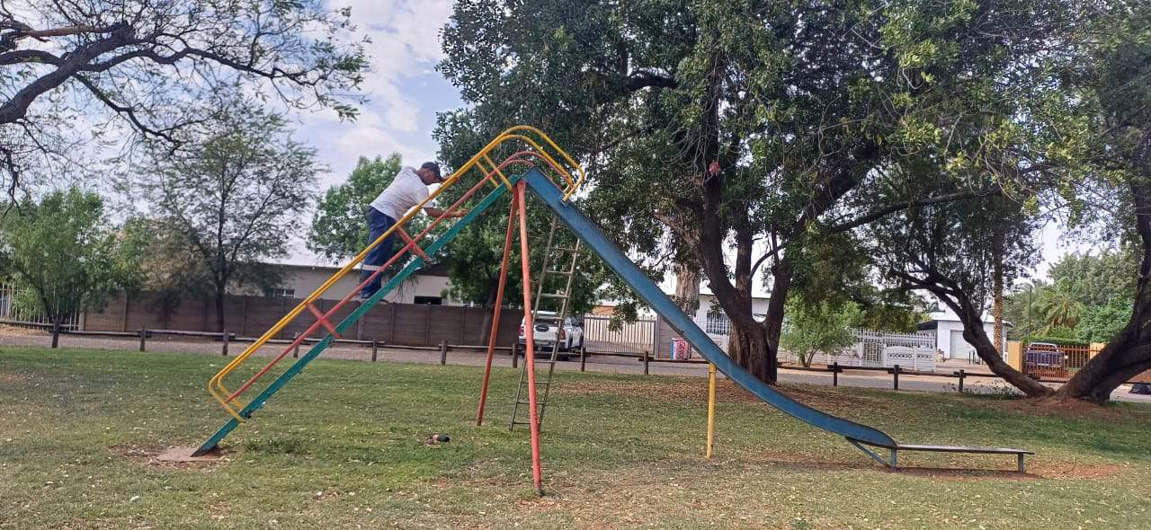 Klimrame, swaaie en glyplank in Upington-park lyk weer splinternuut ...