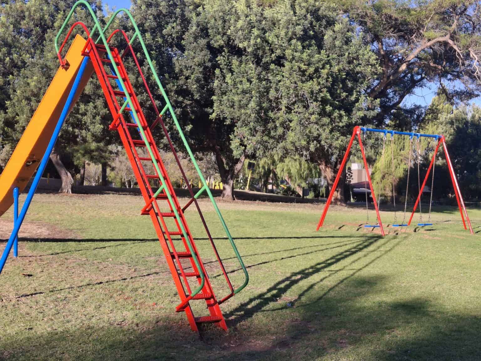 Swaaie en klimrame in Upington-parke met helder kleure oorgeverf ...