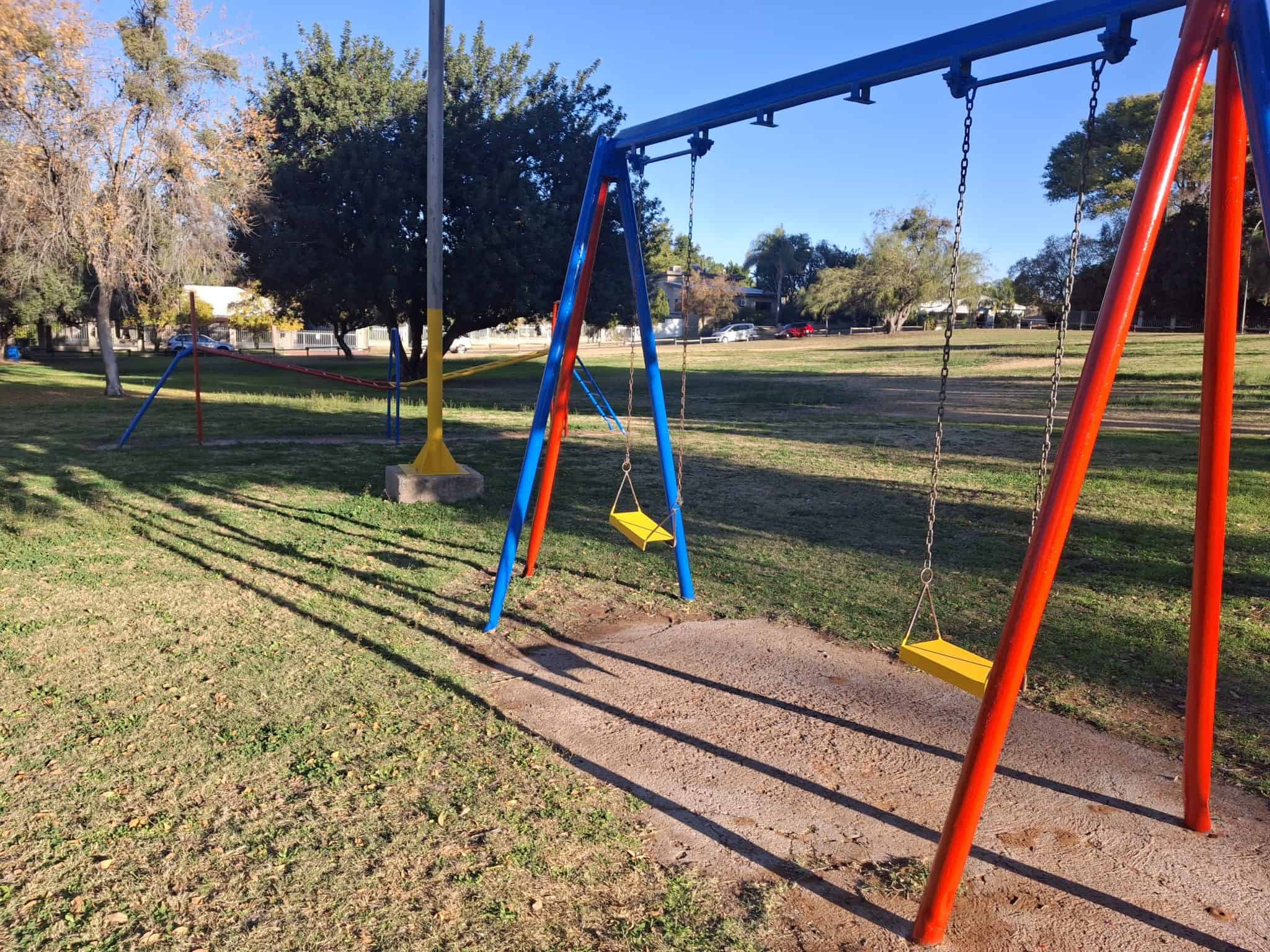 Swaaie en klimrame in Upington-parke met helder kleure oorgeverf ...