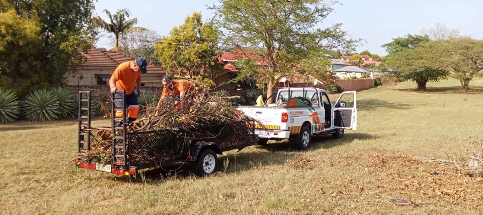 AfriForum se Nelspruit-buurtspan maak só korte mette met vullis en ...